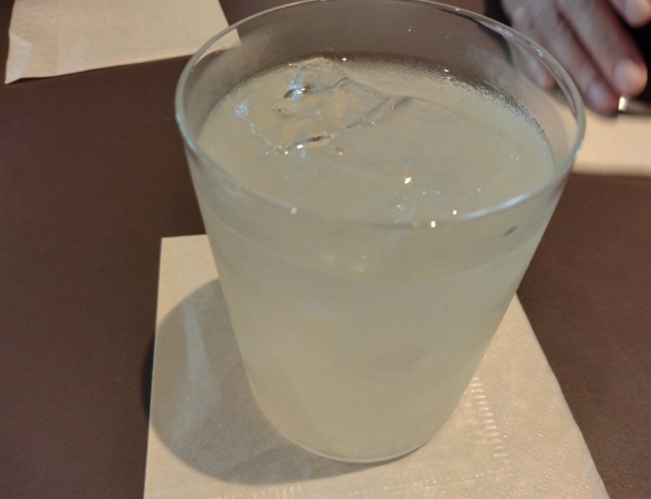 天神の警固神社社務所ビル1階福岡天神カフェの中にあります！ ブルーボトルコーヒー福岡天神カフェ｜Alcocca天神 福岡 （アルコッカ 天神 福岡）